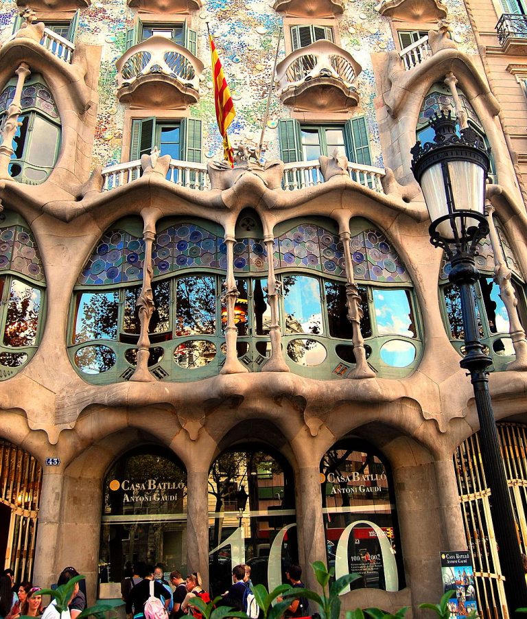 Casa Batlló by Antoni Gaudí | DailyArt Magazine